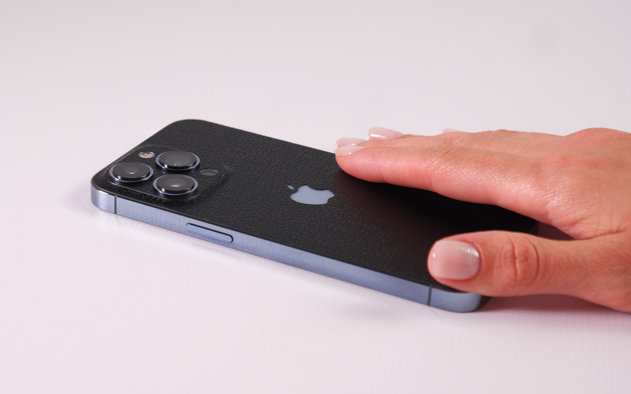 Скины на iPhone 13, виниловая пленка и наклейки – Xcut